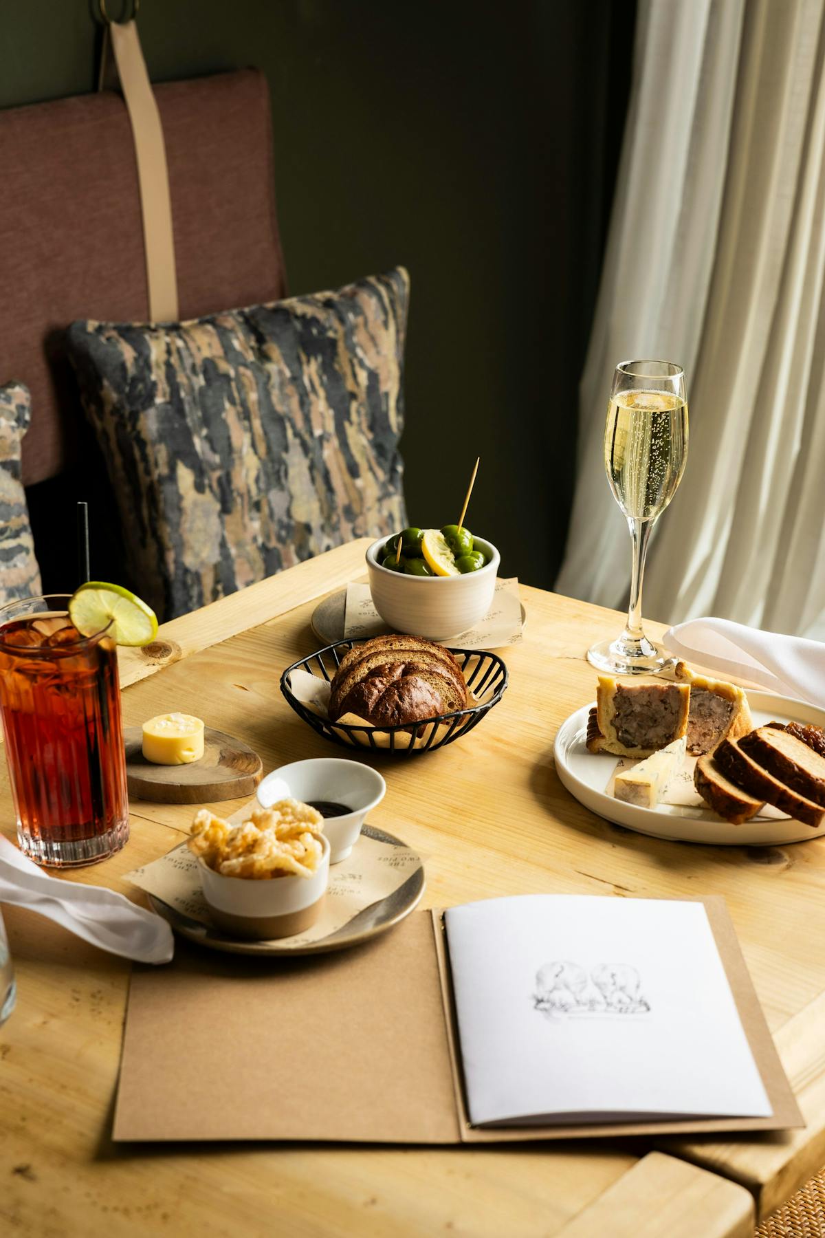 The Two Pigs - Barton-under-Needwood, ENGLAND | Tock