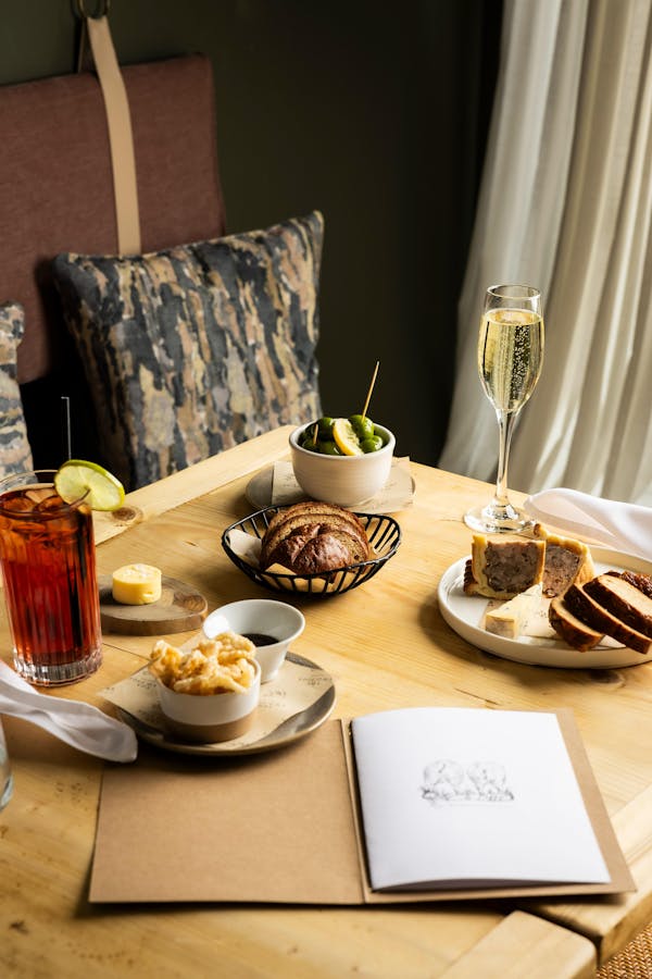 The Two Pigs - Barton-under-Needwood, ENGLAND | Tock