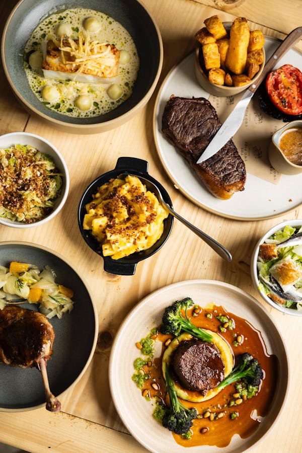 The Two Pigs - Barton-under-Needwood, ENGLAND | Tock