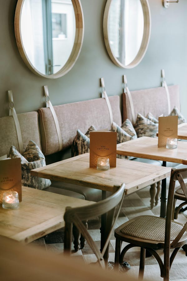 The Two Pigs - Barton-under-Needwood, ENGLAND | Tock