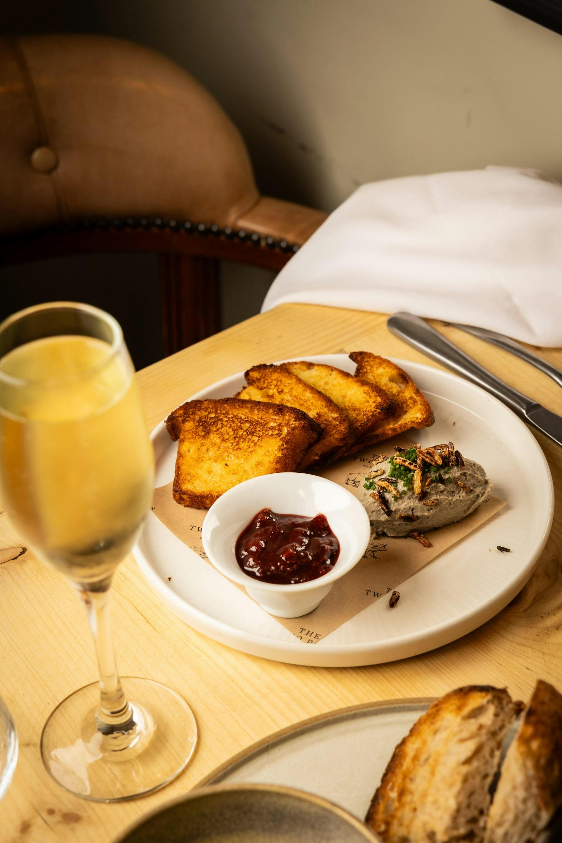 The Two Pigs - Barton-under-Needwood, ENGLAND | Tock