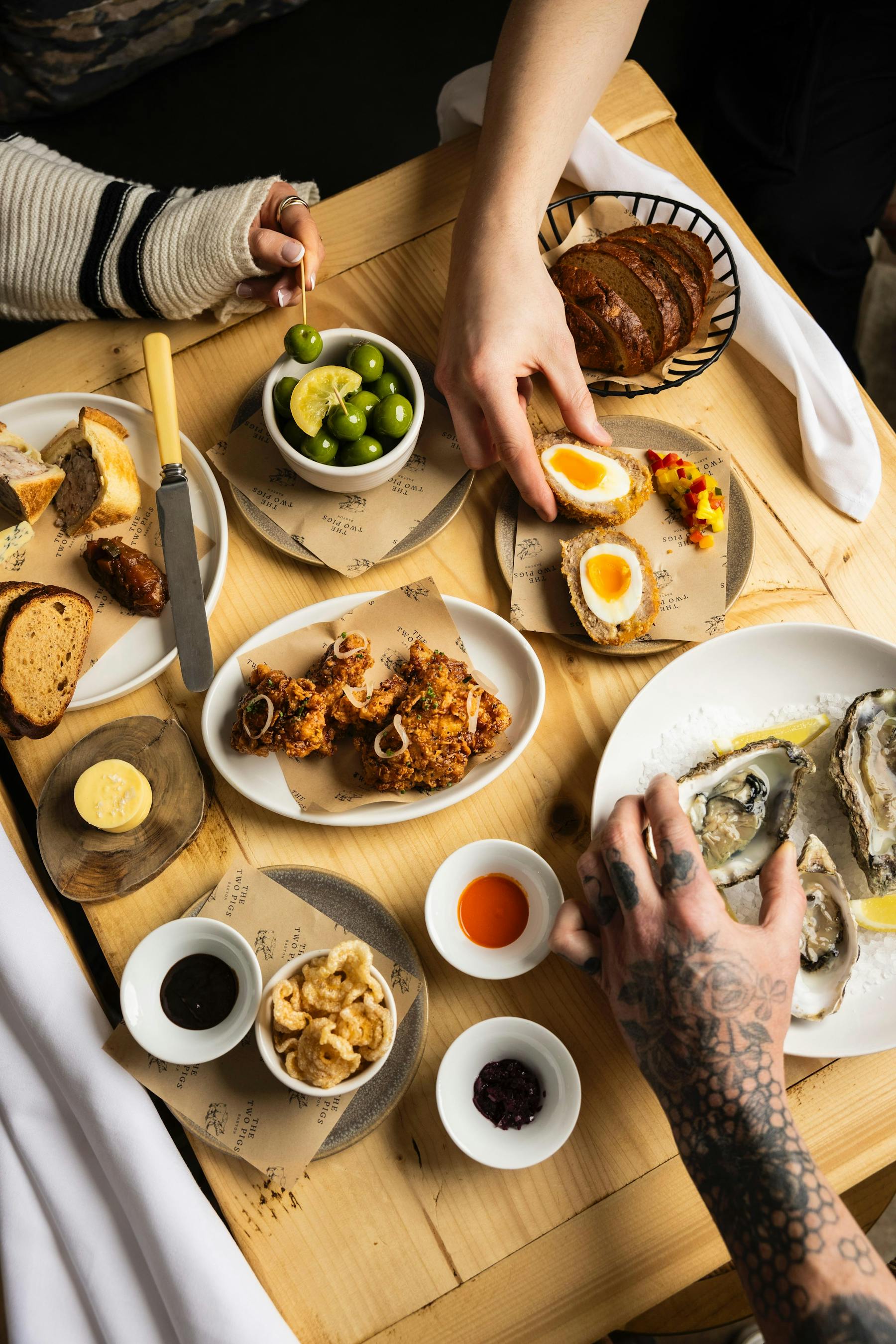 The Two Pigs - Barton-under-Needwood, ENGLAND | Tock