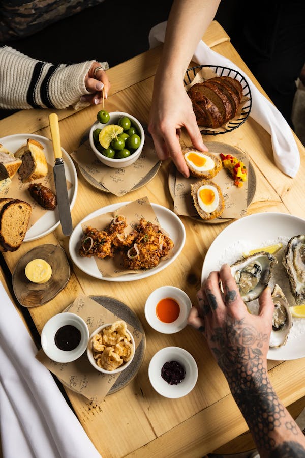 The Two Pigs - Barton-under-Needwood, ENGLAND | Tock