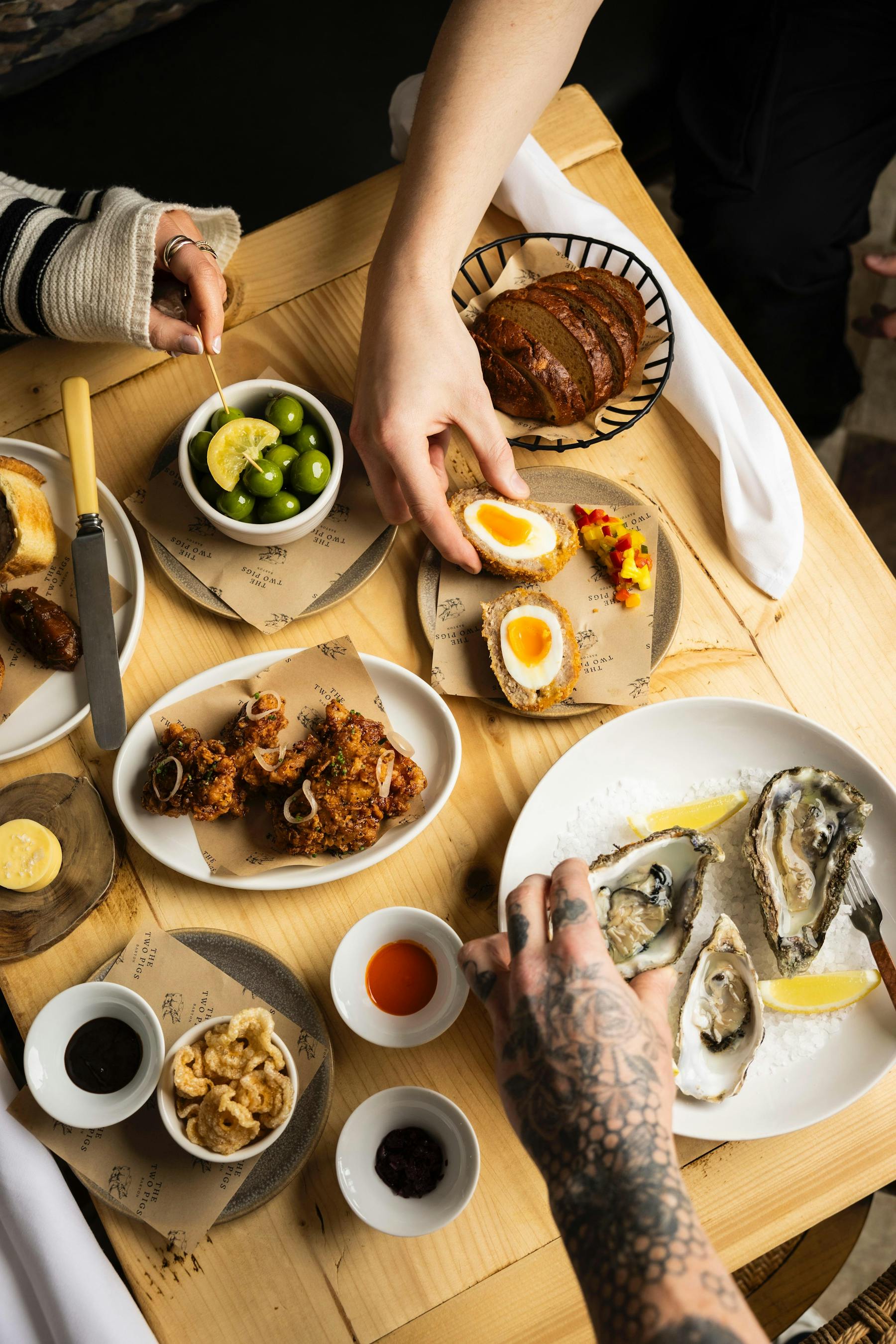 The Two Pigs - Barton-under-Needwood, ENGLAND | Tock