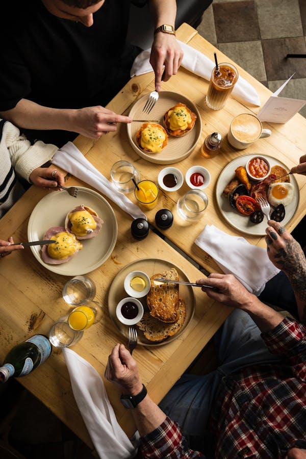 The Two Pigs - Barton-under-Needwood, ENGLAND | Tock